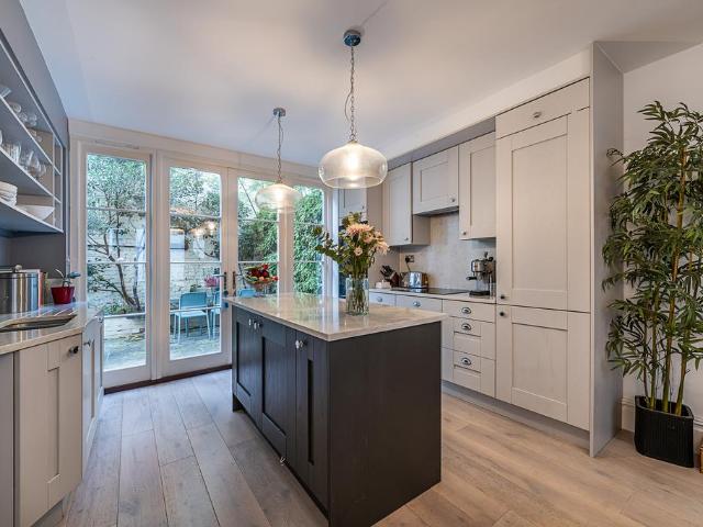 3 bedroom flat for sale