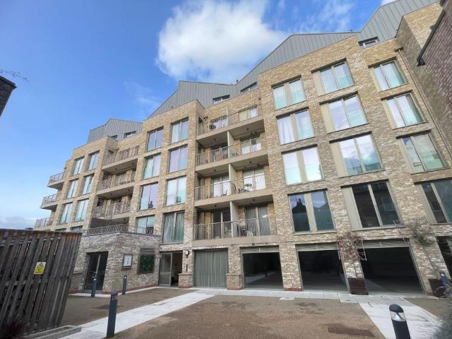 3 bedroom flat for sale