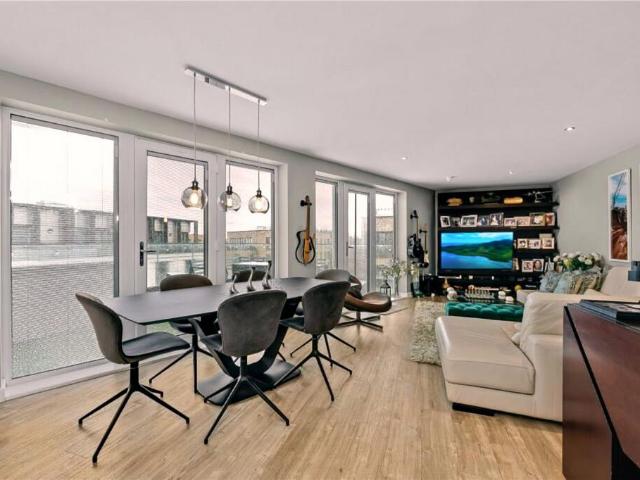 3 bedroom flat for sale