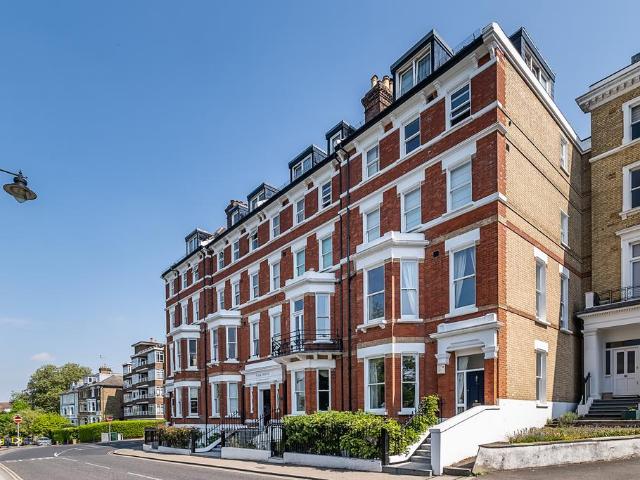 3 bedroom flat for sale