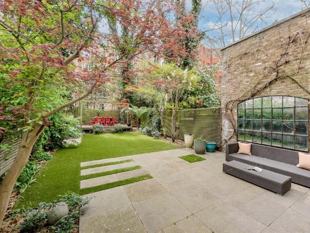 3 bedroom flat for sale