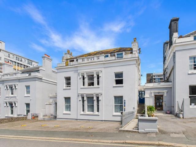 3 bedroom flat for sale