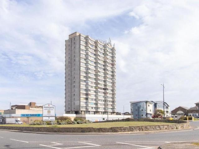 3 bedroom flat for sale