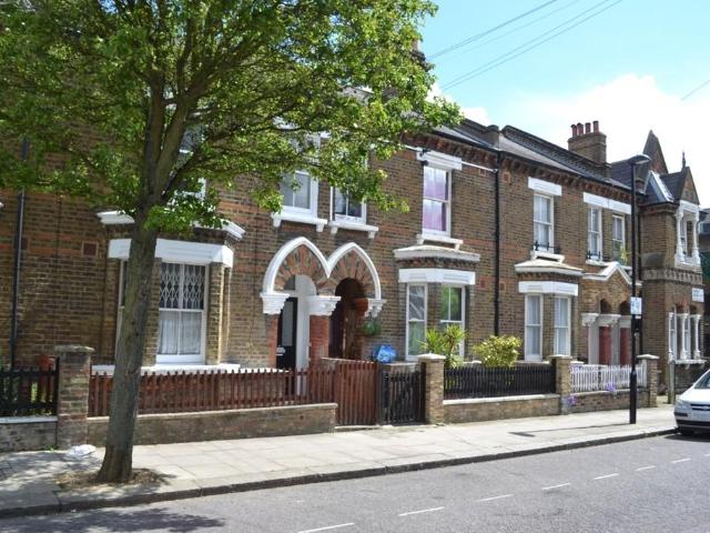 3 bedroom flat for sale