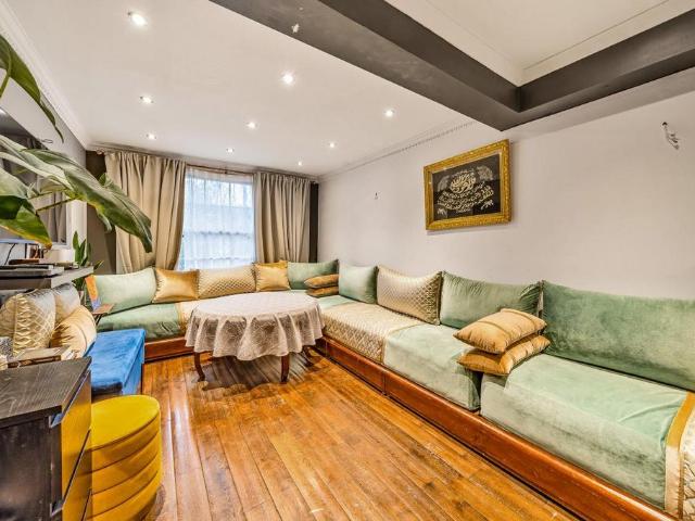 3 bedroom flat for sale