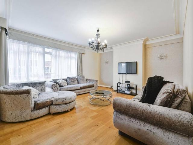 3 bedroom flat for sale