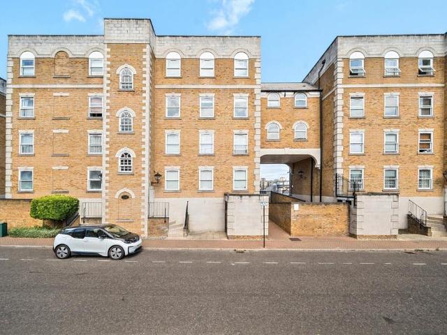 3 bedroom flat for sale