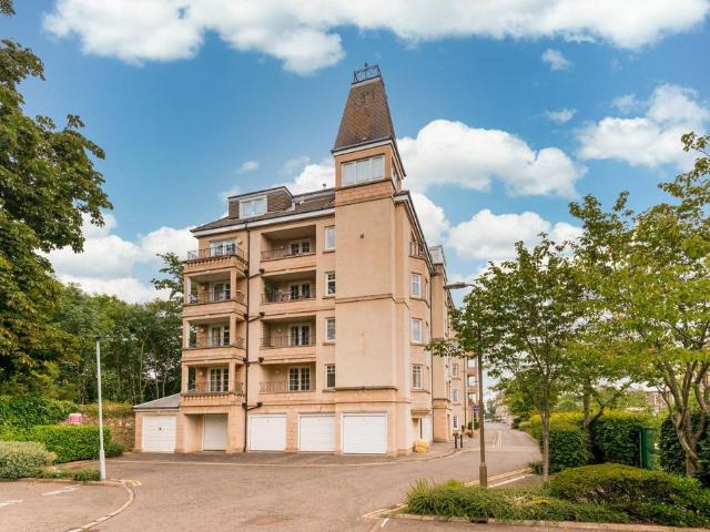 3 bedroom flat for sale