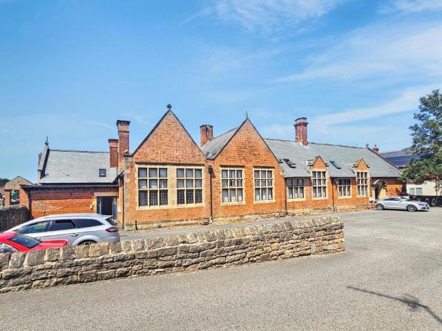 3 bedroom flat for sale