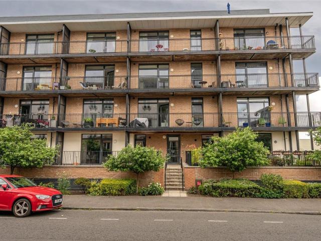 3 bedroom flat for sale
