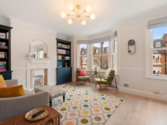3 bedroom flat for sale