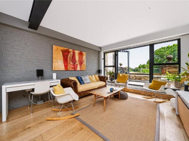 3 bedroom flat for sale