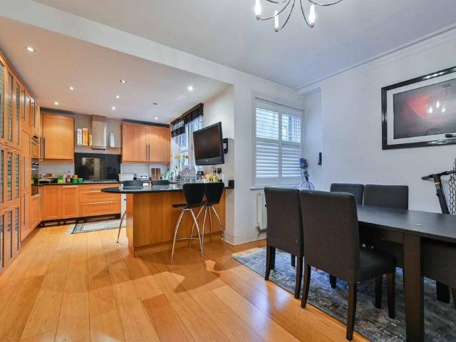 3 bedroom flat for sale