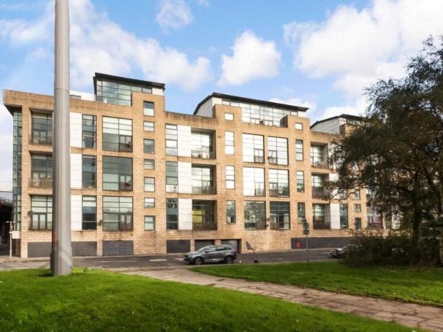 3 bedroom flat for sale