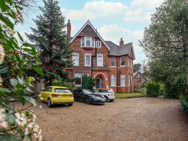 3 bedroom flat for sale