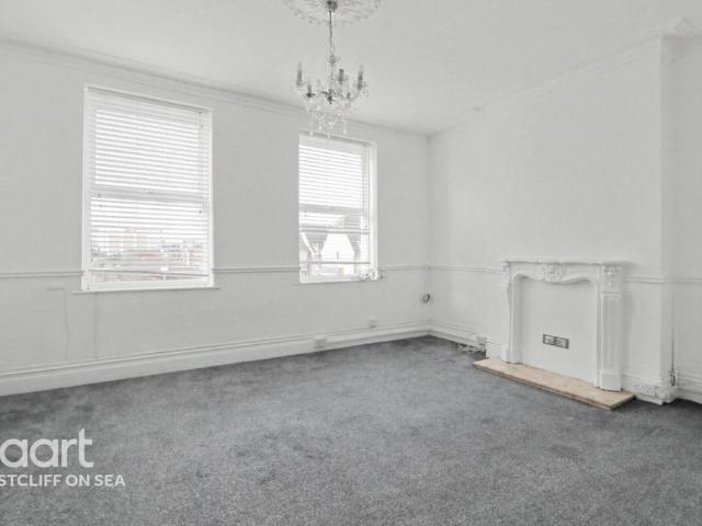 3 bedroom flat for sale