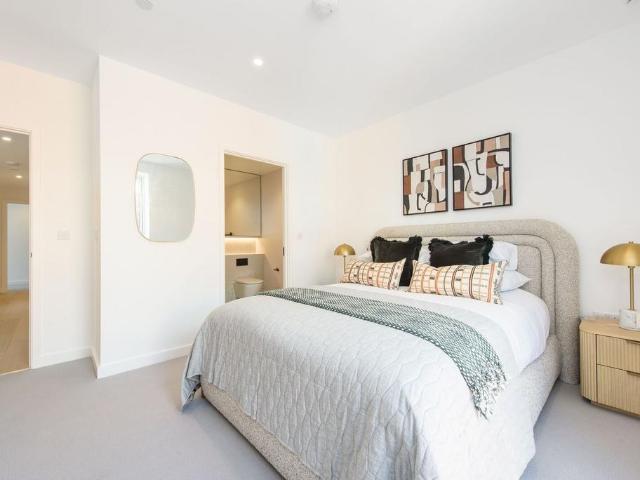 3 bedroom flat for sale