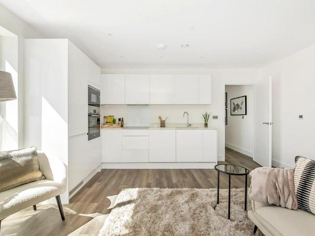 3 bedroom flat for sale