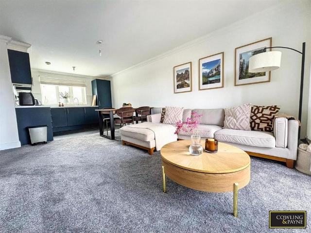 3 bedroom flat for sale