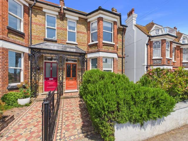 3 bedroom flat for sale