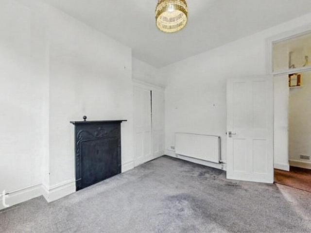 3 bedroom flat for sale