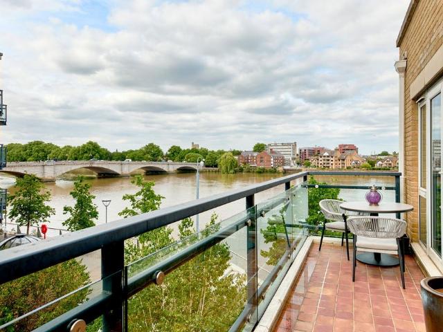 3 bedroom flat for sale