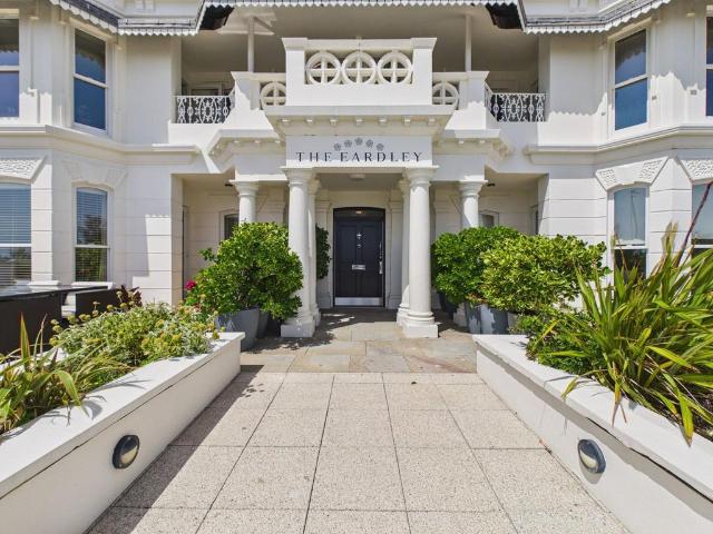 3 bedroom flat for sale
