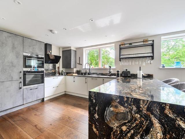 3 bedroom flat for sale