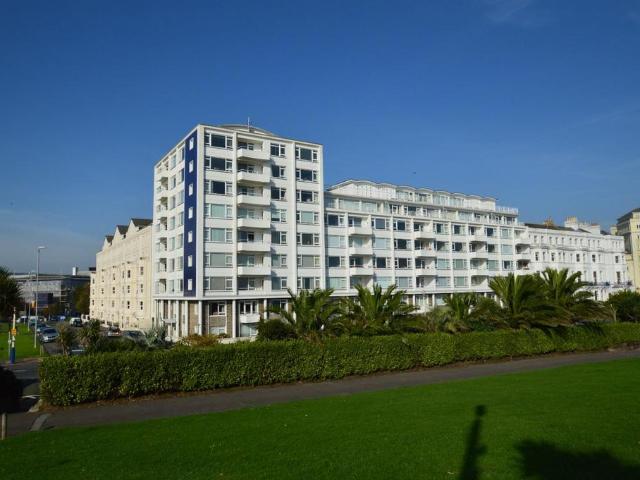 3 bedroom flat for sale
