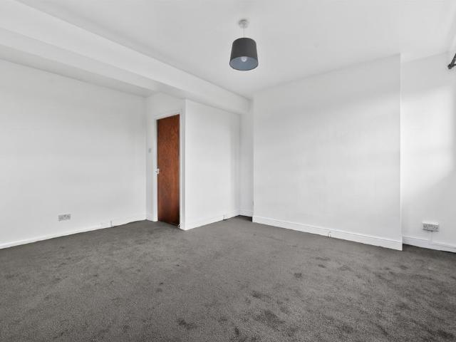 3 bedroom flat for sale