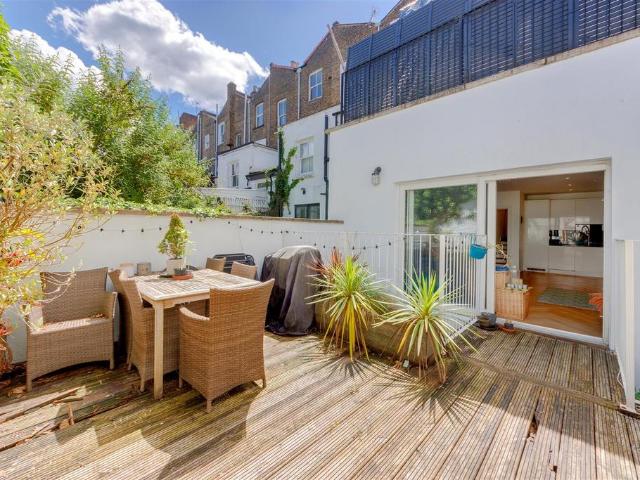 3 bedroom flat for sale