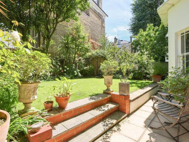 3 bedroom flat for sale
