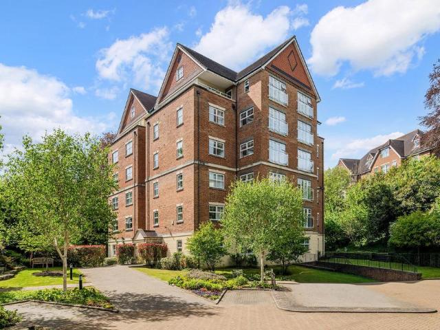 3 bedroom flat for sale