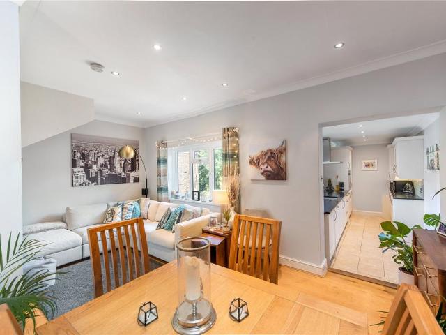 3 bedroom flat for sale