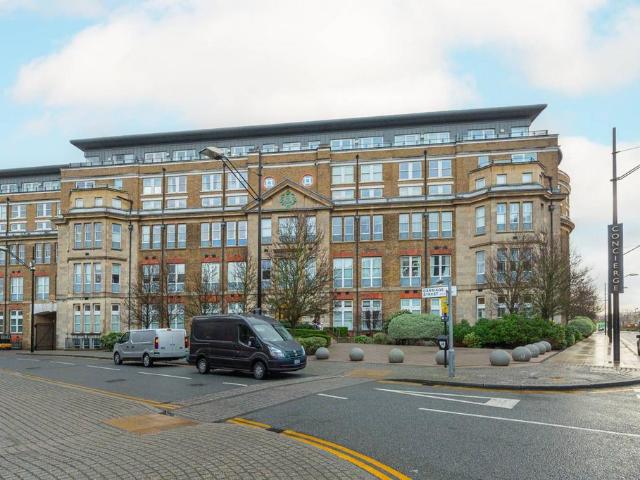 3 bedroom flat for sale