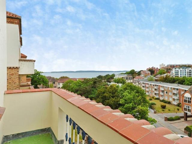 3 bedroom flat for sale