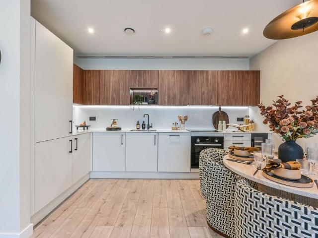 3 bedroom flat for sale