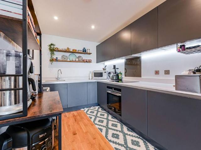 3 bedroom flat for sale