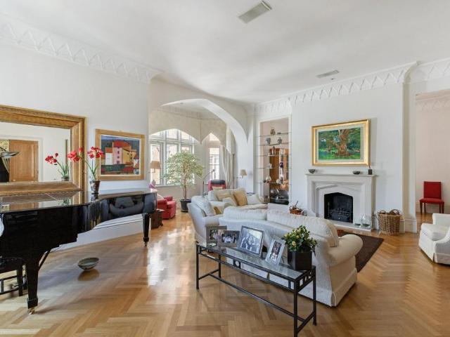 3 bedroom flat for sale