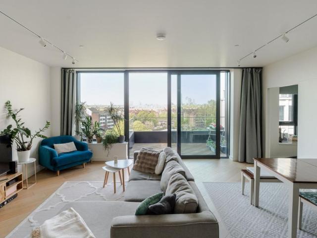 3 bedroom flat for sale
