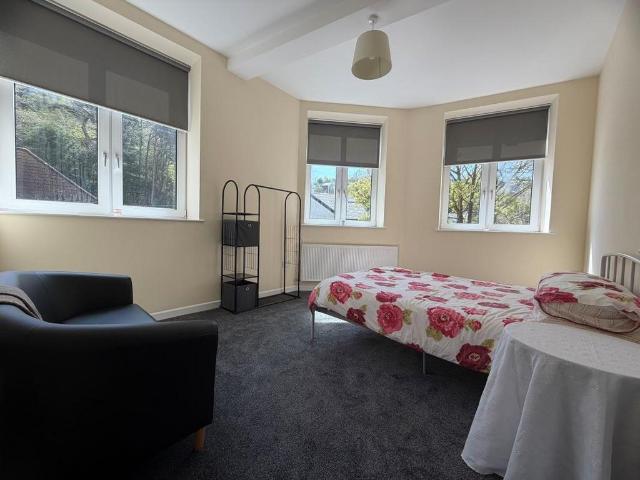 3 bedroom flat for sale