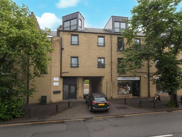 3 bedroom flat for sale