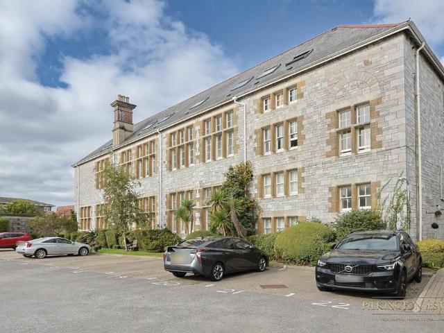 3 bedroom flat for sale