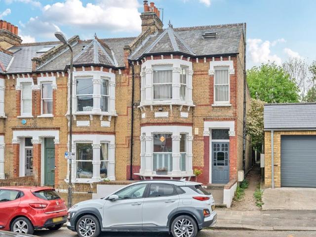 3 bedroom flat for sale
