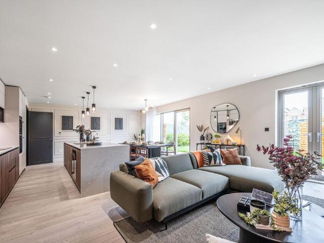 3 bedroom flat for sale