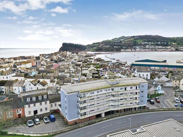3 bedroom flat for sale
