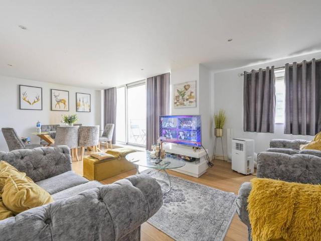 3 bedroom flat for sale