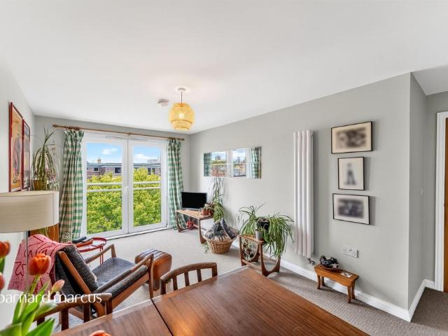 3 bedroom flat for sale