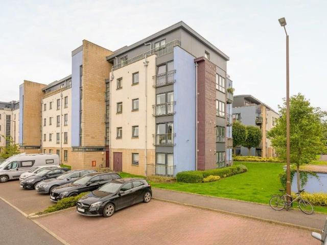 3 bedroom flat for sale