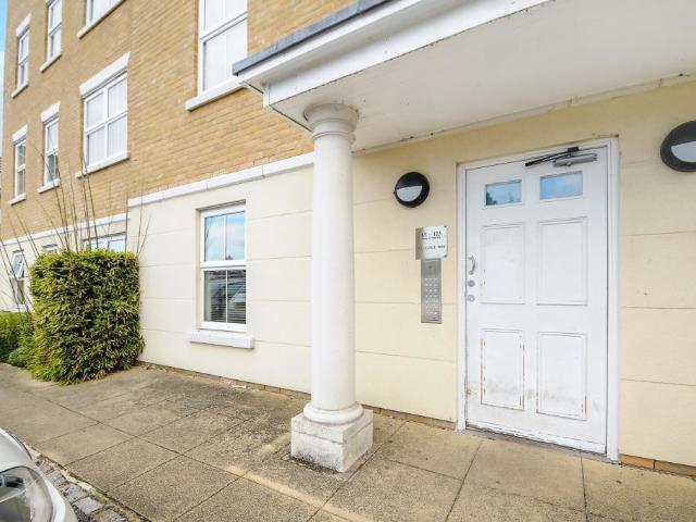 3 bedroom flat for sale